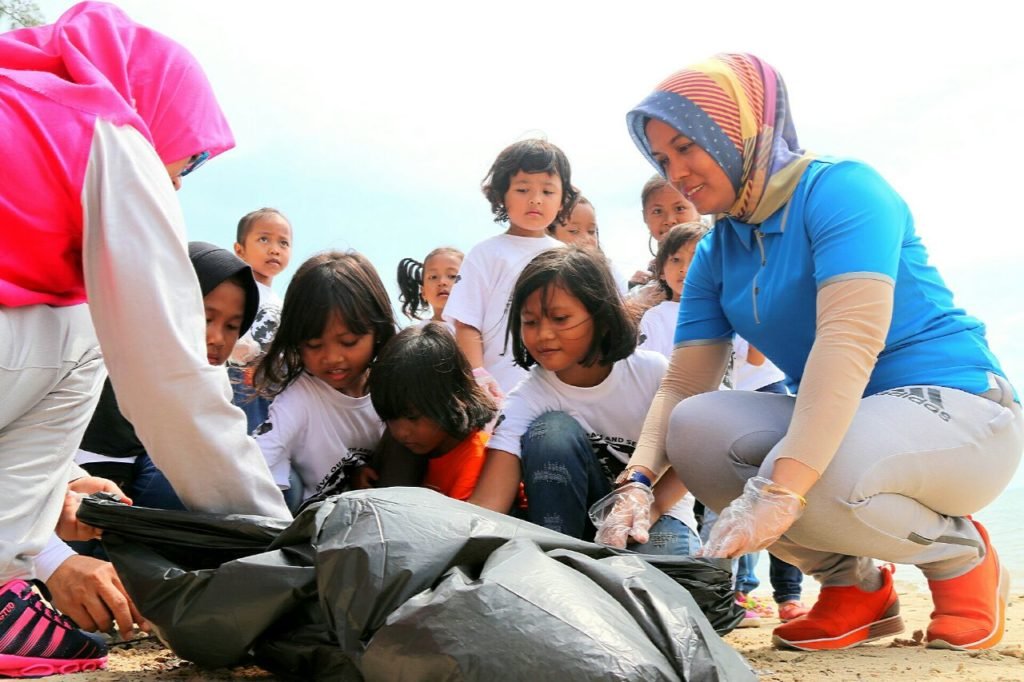Bersama Anak TK, Bunda Paud Bintan Bersih-Bersih Pantai Trikora - Lihat ...