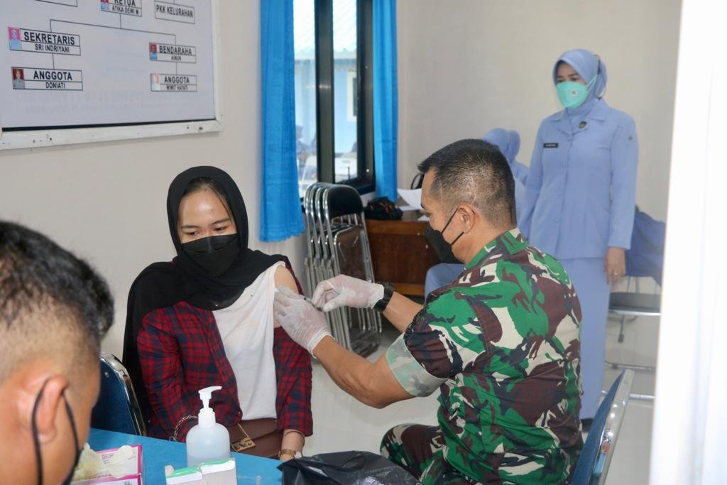 RSAU Lanud RSA Laksanakan Vaksin Keluarga Besar Lanud RSA - Lihat Kepri RSAU Lanud RSA Laksanakan Vaksin Keluarga Besar Lanud RSA - Lihat Kepri